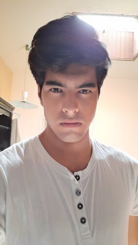 Having positive canthal tilt and positive eyebrows is god tier ...