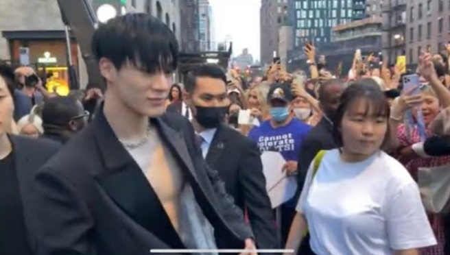 kpop star gets more attention than Jared Leto at Vogue Show | Page 2 ...